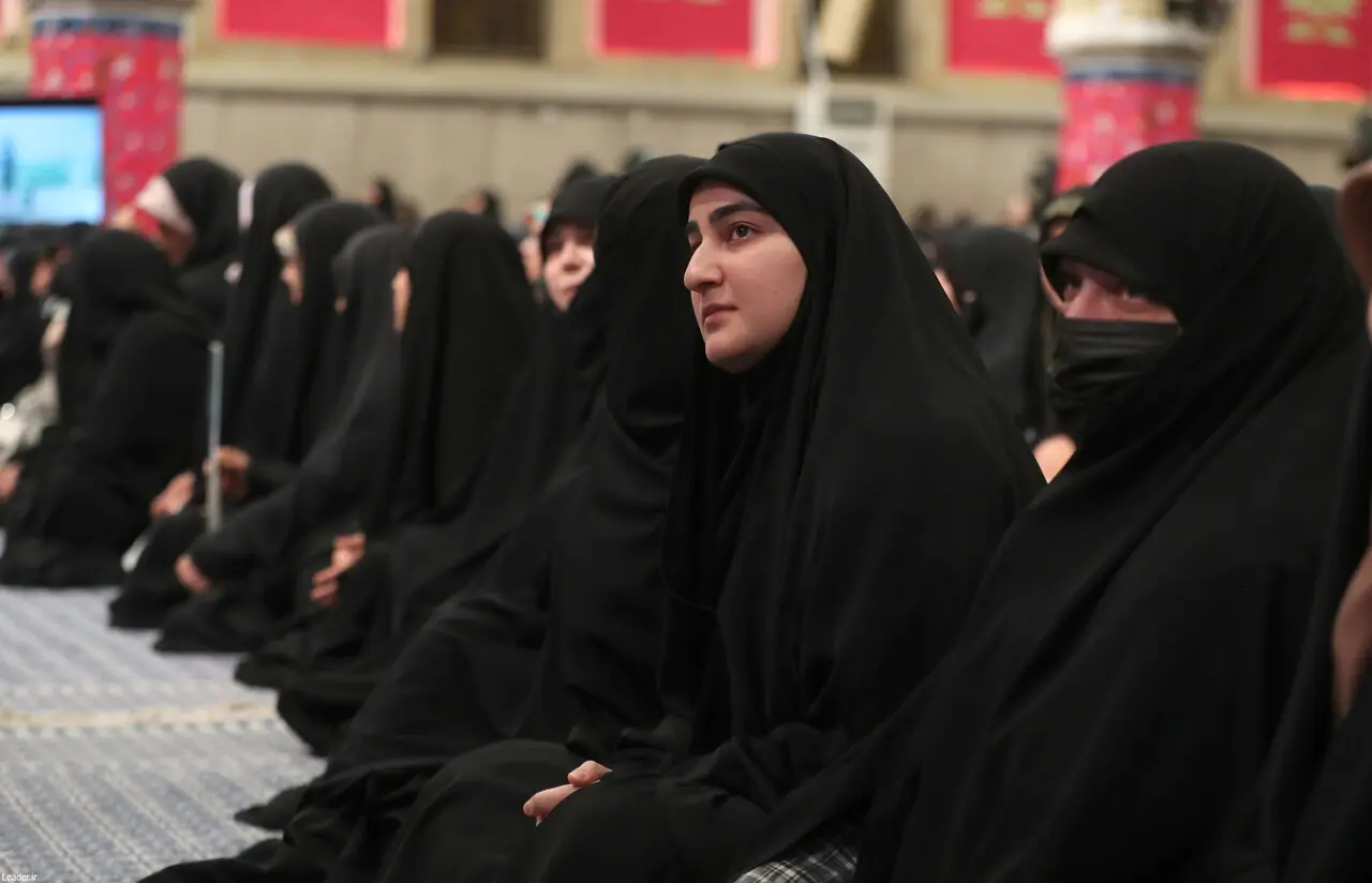 تصویری از زینب سلیمانی در دیدار با رهبر انقلاب وایرال شد عکس