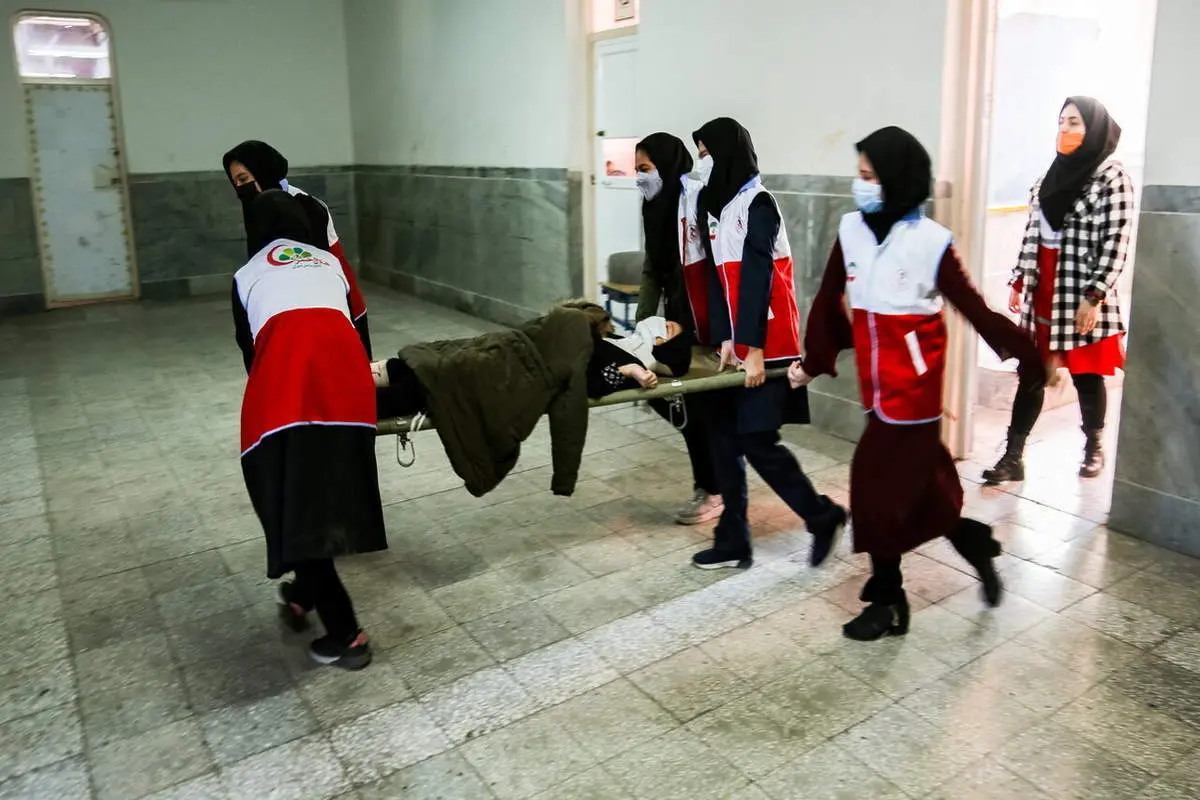 حادثه خونین در دبیرستان دخترانه خانم معلم با ماشین به صف دانش آموزان زد